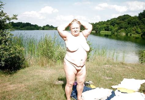 美しい年上の女性が裸である 高品質のポルノ写真