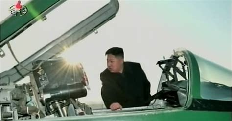 비행기 조종석 살펴보는 김정은