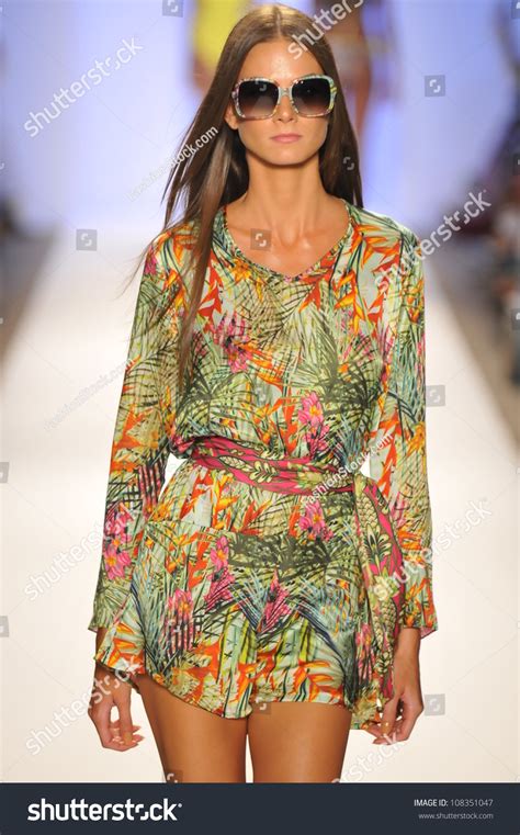 Naked Model Runway Fotos Im Genes Y Otros Productos Fotogr Ficos De Stock Shutterstock