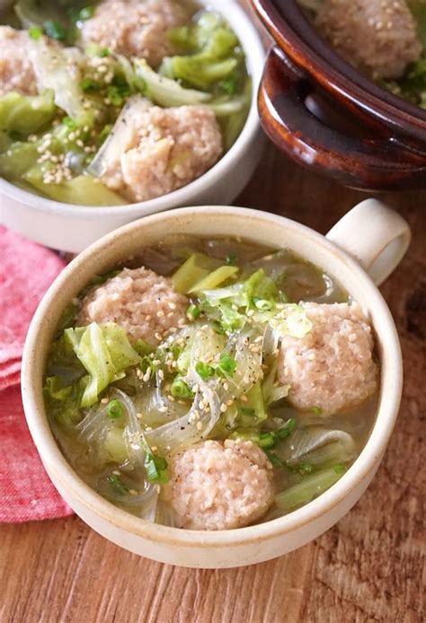 体の芯から温まる♨️ 【くたくたキャベツと鶏団子のうま塩鍋】 包丁不要で「作るか！」言うハードルがめっちゃ下がります👏 ごはんかラーメンか