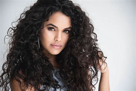 Девушки с волнистыми волосами 88 фото