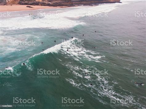 해변의 보기 할 Guincho Guincho 비치 포르투갈의에 스토 릴 해 인기 있는 대서양 해변 카스카이스의 서퍼는 파도에