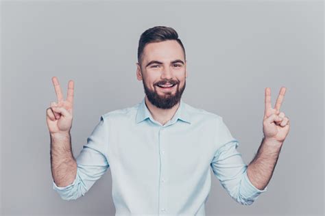 닫기 다행 귀여운 좋은 매력적인 검은 머리 갈색 머리 세련 된 스타일 현대 유행 멋진 낙관적인 인간의 스튜디오 사진 초상화 그