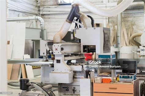 목공 작업장에서 목재 Cnc 기계 나무로 되는 공장의 생산 라인 제조 산업의 Cnc 자동 목공 기계 공장 산업 건물에 대한 스톡 사진 및 기타 이미지 Istock