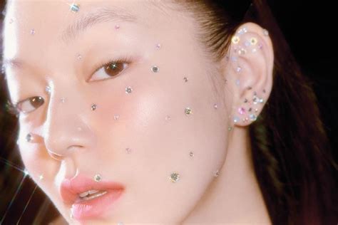 빛나는 보석으로 구현한 뷰티 판타지 메이크업 헤어 메이크업 얼굴