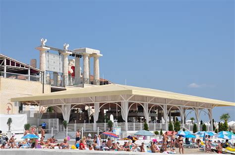 오데사 우크라이나의 남쪽 검은 바다의 해안 해변이 비자 클럽 2018 년 6 월 28 일 사람들은 물에 휴식 하 고 주로 흐린 날씨입니다 부두 선착장 부두에 대한 스톡 사진