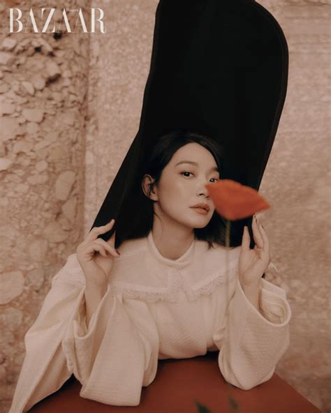 신민아 이탈리아 성 안의 여신…매혹적인 아우라 [화보]