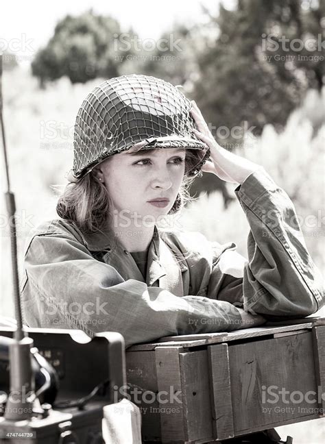 뽀샤시 여자 만들진 균일한 Wwii 의료진의 진료를 받으러 가야 한다고 그녀에게 말했습니다 20 29세에 대한 스톡 사진 및