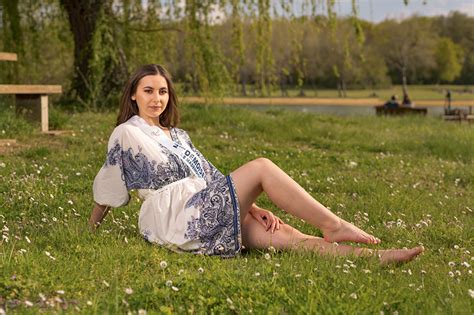 Картинка Oriane Девушки Ноги Трава Сидит смотрят платья