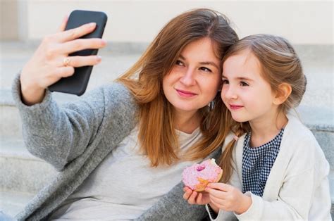 Madre E Hija Tomando Una Selfie Foto Gratis
