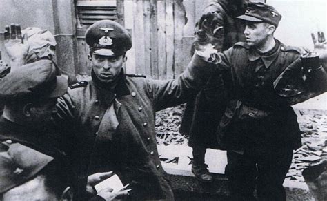 Советский офицер проверяет документы сдавшихся в плен немцев — военное фото