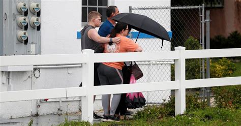 La Angustiosa Espera De Los Familiares De Las Personas Desaparecidas En El Derrumbe Del Edificio