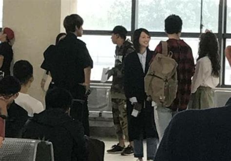 鄭爽現身上海汽車站拍戲，面露微笑心情不錯 每日頭條