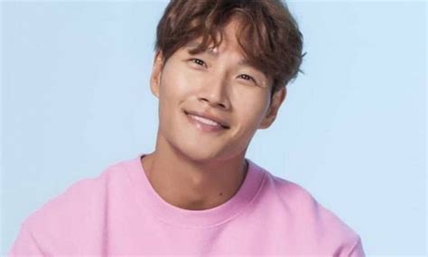 کیم جونگ کوک خواننده ای جذاب که سیکس پک هایش از شعر هایش مطرح ترند بت سایت