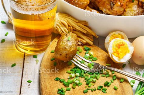 시골 스타일로 점심 식사 맛있는 음식 맥주 한 잔 튀긴 닭고기 고기와 감자 마늘과 파 치즈 삶은 계란과 소금 흰색 나무 보드에 요리 된 음식 0명에 대한 스톡 사진 및 기타