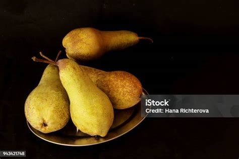 배 수확 과일 배경입니다 신선한 유기농 배입니다 배가을 추수 검은 배경에 육즙 맛 배입니다 텍스트에 대 한 여유 공간입니다 가 자연 개념 0명에 대한 스톡 사진 및 기타