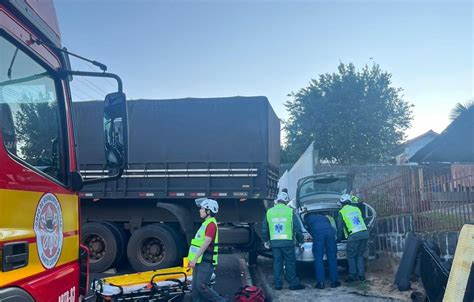 Idosa Fica Presa Nas Ferragens Em Acidente Envolvendo Carro E Caminhão