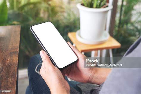 빈 데스크톱 화면이있는 검은 색 휴대 전화를 들고 사용하는 여성 가득 찬에 대한 스톡 사진 및 기타 이미지 가득 찬 공란