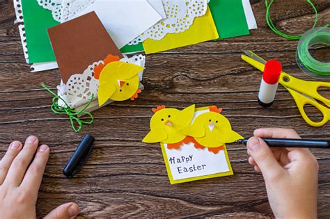 명령 단계 15 나무 테이블에 아이 선물 엽서 행복 부활절 닭 장난감 Handmade 어린이의 창의력 수공예품 어린이를 위한 공예품 프로젝트 공예에 대한 스톡 사진 및 기타