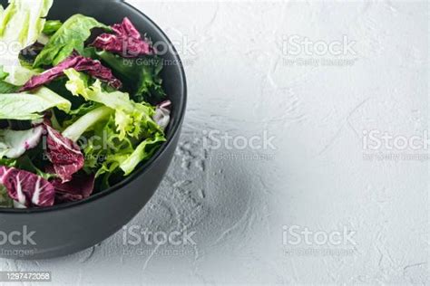 텍스트 복사 공간이있는 흰색 배경에 다른 양상추 샐러드의 신선한 잎 0명에 대한 스톡 사진 및 기타 이미지 0명 날것