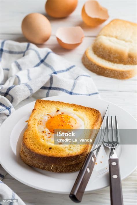 크로크 마담 샌드위치 조반 햄 치즈 베샤멜 소스 달걀을 곁들인 흰 밀 빵을 뜨거운 샌드위치 프랑스 요리 선택적 초점 겨자에 대한 스톡 사진 및 기타 이미지 Istock