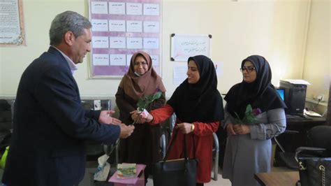 تجلیل از معلم‌های شهرستان خنج با اهدای گل تصاویر