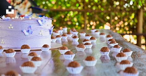 케이크와 많은 컵 케이크가 얹힌 테이블 사진 Unsplash의 무료 생일 케이크 이미지