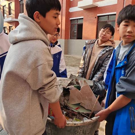 学雷锋 青春志愿，爱在学校——初二年级组织师生美化校园账号页面活动