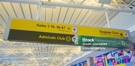 게이트 및 수하물에 대 한 공항에 방향 표시 주장 달라스텍사스4 월 10 일 2017 관광객에 대한 스톡 사진 및 기타 이미지 관광객 교통 도로 Istock