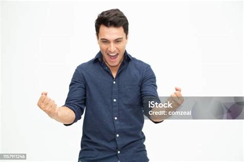 흰색 배경을 통해 놀라움과 충격 얼굴 표정과 잘 생긴 사람 남자에 대한 스톡 사진 및 기타 이미지 남자 놀라움 매우 기쁜