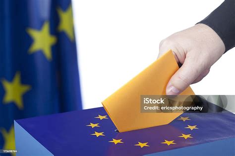 숫나사 손으로 삽입 용지 Eu 투표함 0명에 대한 스톡 사진 및 기타 이미지 0명 Referendum 결정 Istock