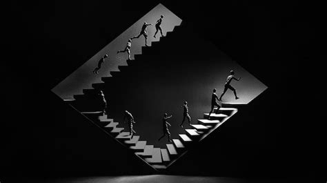 Desenho Gráfico Em Preto E Branco De Várias Pequenas Figuras Humanas Dançando Nas Escadas Dentro