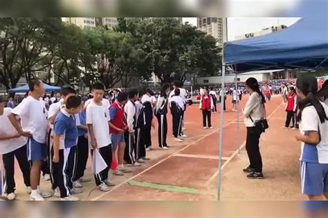 初一女生体育课上演空中滑步，完美一跳惊艳全场体育课初一女生