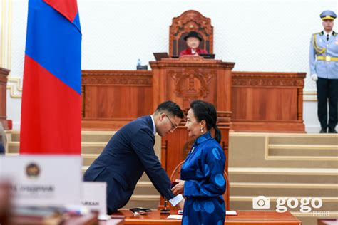 УИХ ын гишүүдэд гарын авлага тэмдгийг гардуулан өглөө