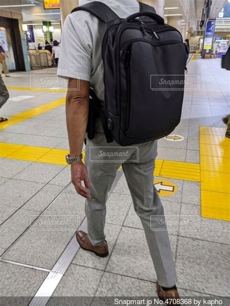 駅構内を足早に歩く、リュックを背負った男性サラリーマン②の写真・画像素材 4708368 Snapmart（スナップマート）