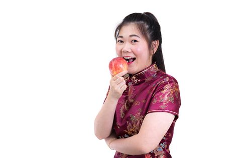 건강 한 중국 새 해 개념 건강에 대 한 작업을 식사와 함께 애플을 들고 전통 중국 긴 드레스 치파오 아시아 여자의 초상화 먹는