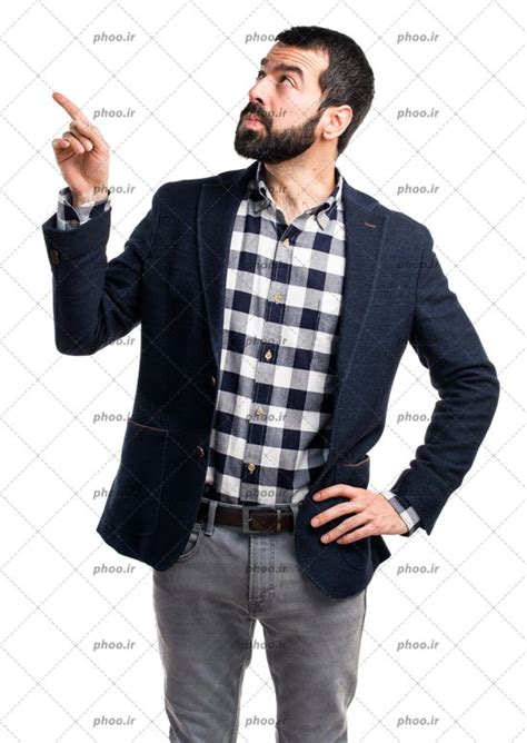 عکس با کیفیت مرد خوش لباس با کت در حال اشاره کرده به چیزی در پس زمینه