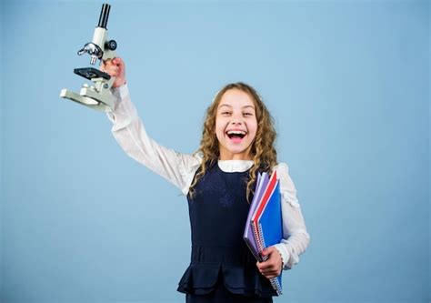 Cientista de menina pequena testando educação e conhecimento de volta à