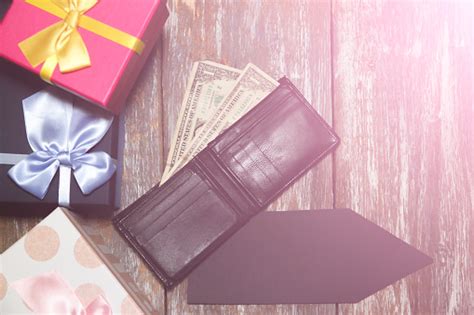 검은 금요일 개념 사진 화살표와 함께 생일 파티에 대 한 상자를 표시 할인 및 판매 크리스마스 쇼핑 아이디어입니다 특별 한 제공