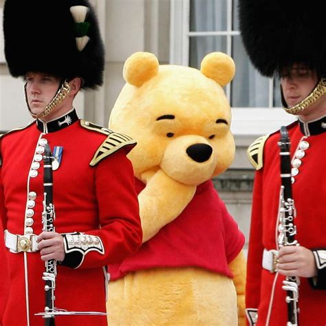 توم كروز وويني ذا بو يشاركان في حفل تنصيب الملك تشارلز Et بالعربي