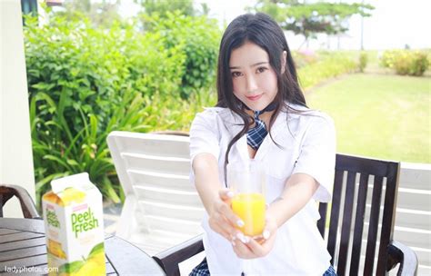 힙 을 내 밀 며 유 물 마 르 나 와 어 울 리 는 엄 청 난 힙 을 자랑 하 는 모습 이 보 는 이들 의 마음 을 사로 잡