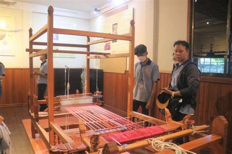 និស្សិតផ្នែកស្ថាបត្យកម្មជាង ២០០ នាក់ ចុះទស្សនកិច្ចសិក្សានៅសារមន្ទីរវាយនភណ្ឌប្រពៃណីអាស៊ី Ams Central