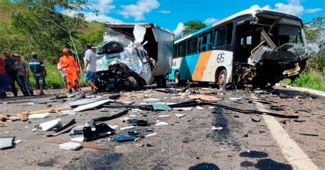Batida entre ônibus e caminhão deixa uma pessoa morta e 25 feridos em
