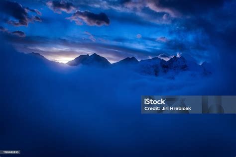 그 란 파라 디 소 국립 공원 알프스 이탈리아 극적인 장면 아름 다운 세계에서 안개 계곡의 멋진 전망 다채로운가을 아침 아름 다운 경치 흐린 하늘 장엄한 새벽의 산 풍경 0