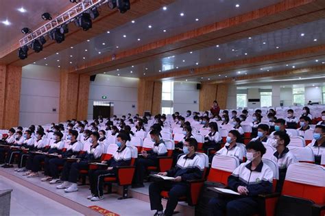 济源高级中学组织学生观看“庆祝中国共产主义青年团成立100周年大会”直播实况 校园新闻 济源高级中学