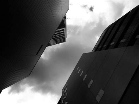 무료 이미지 구름 검정색과 흰색 건축물 하늘 화이트 햇빛 마천루 선 검은 단색화 탑 블록 모양 기상 현상 도시 지역 흑백 사진 지구의 분위기