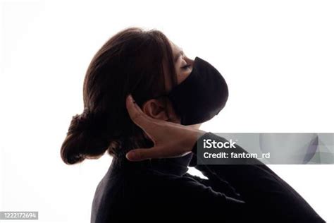 젊은 여성의 실루엣 프로필 스튜디오 배경에 입에 보호 검은 마스크를 착용 전염병을 준비하는 소녀 개념 의료