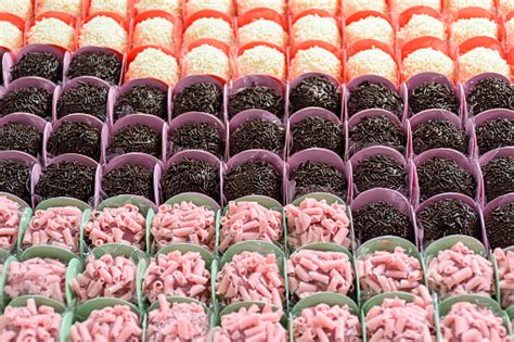 행으로 조직 된 다양한 유형의 여단원 초콜릿 레드 과일 화이트 초콜릿 여단 0명에 대한 스톡 사진 및 기타 이미지 Istock