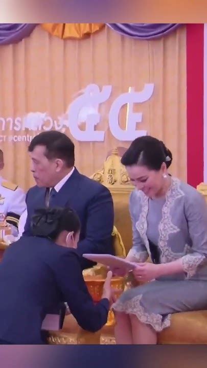 泰王夫婦訪問民間，前簇後擁好有排面，71歲泰王走在最前面 Youtube