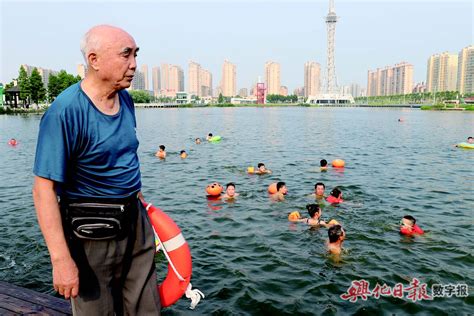 露天浴场守护神 兴化日报